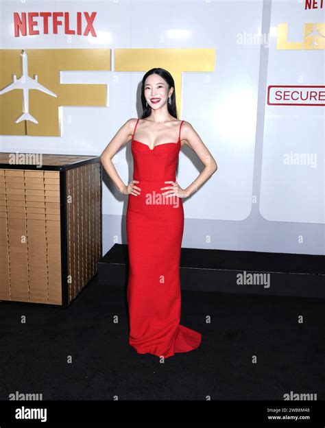 January 8 2024 New York New York Usa Yun Jee Kim Attends The World Premiere Of Netflixs