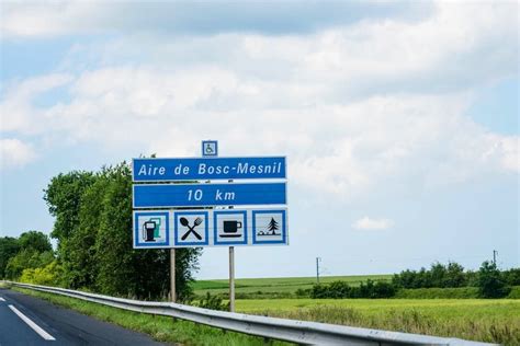 Aires de Services dAutoroute Équipements et Panneaux