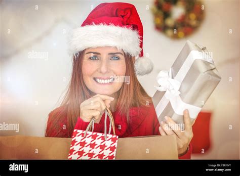 Reife Rothaarige Frau Sitzt Fotos Und Bildmaterial In Hoher Aufl Sung Alamy