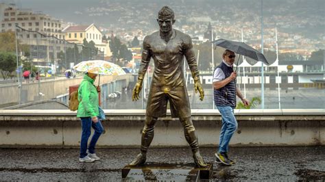 ტურისტები რონალდოს იმ ადგილზე ეფერებიან ფოტო რადიო ფორტუნა Fortuna Ge