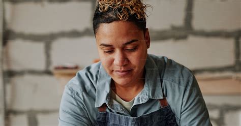 영감을 받은 여성 장인의 따뜻한 톤의 초상화는 작업장에서 수제 가구 조각을 만들고 공간을 복사합니다 사진 Unsplash의 목수 이미지