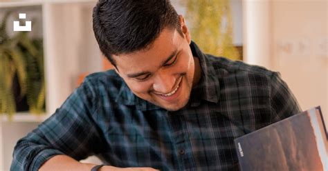 책을 들고 있는 남자 사진 Unsplash의 무료 감동 이미지