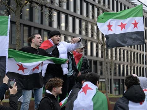 Rebeldes Sírios Nomeiam Mohamad Al Bashir Como Chefe De Governo De