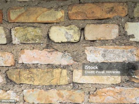 벽돌 배경입니다 오래 된 벽돌입니다 오래 된 벽돌 벽입니다 벽돌의 구조입니다 고 대 벽돌입니다 밝은 배경 빈티지 텍스처입니다 드문 배경입니다 0명에 대한 스톡 사진 및 기타