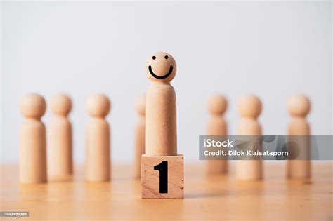 성공적인 승자 승진과 팀 리더십 개념을 위해 미소 짓는 얼굴로 1위 연단에 서 있는 나무 그림 0명에 대한 스톡 사진 및 기타 이미지 Istock