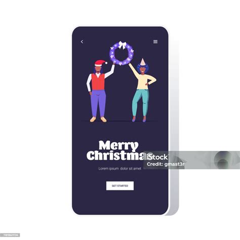 화환 메리 크리스마스 새해 겨울 휴일 축하 개념 아프리카 계 미국인 남자 여자가 재미 스마트 폰 화면 온라인 모바일 앱 전체 길이를 들고 산타 모자에 커플 12월에 대한