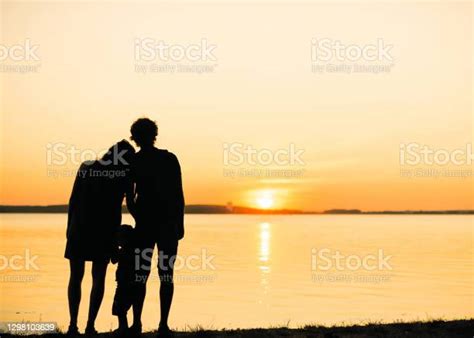 여름에 호수에서 일몰에 젊은 가족과 어린 아이의 실루엣 가족에 대한 스톡 사진 및 기타 이미지 가족 걷기 남성 Istock