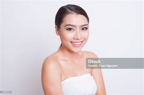 하얀 배경에 고립 된 건강 피부 치아와 머리와 당신에게 매력적인 미소와 아름다움 여자 아시아의 아름다움 가리키기에 대한 스톡 사진 및 기타 이미지 Istock