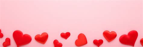 밝은 분홍색 테이블 배경에 밝은 빨간 마음 파스텔 색상 근접 촬영 와이드 배너 귀엽고 감정적이고 감상적인 텍스트 낭만적 인 인용 또는 말을위한 빈 장소 하향 보기 0명에