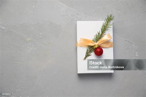 크리스마스 선물의 빛 회색 배경에 리본 화이트 상자에 새 해 휴일 구성 배너 텍스트에 대 한 공간을 복사 2018년에 대한 스톡