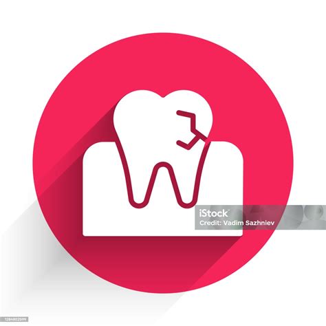 긴 그림자로 고립 된 충치 아이콘흰색 치아 충 치 빨간색 원 버튼입니다 벡터 개념에 대한 스톡 벡터 아트 및 기타 이미지