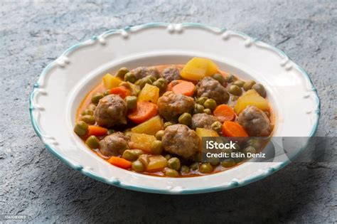 터키 음식 녹색 완두콩 스튜 미트볼 코프테 또는 코프타 베젤리 고기에 대한 스톡 사진 및 기타 이미지 Istock