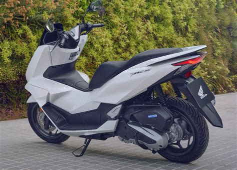 Webike Scoop Discover The New Features Of The 2025 Pcx Models
