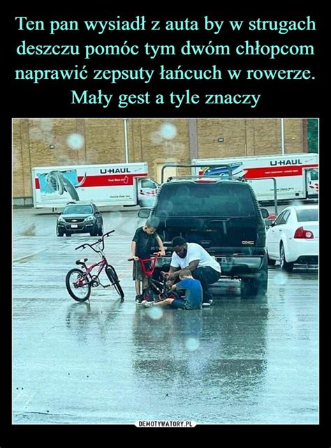 Ten Pan Wysiadł Z Auta By W Strugach Deszczu Pomóc Tym Dwóm Chłopcom Naprawić Zepsuty łańcuch W
