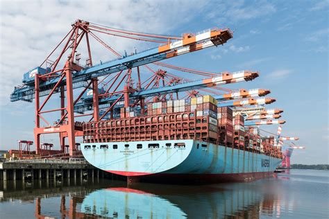 Maersk 강가 공급망 교통 국제 무역 글로벌 물류 기중기 기호 논리학 독일 무역 물 물 반사 바다의