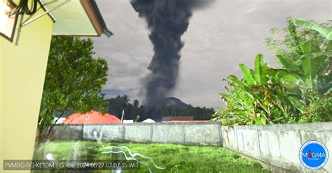 El Volcán Ibu Vuelve A Entrar En Erupción Tras Un Mes De Alta Actividad