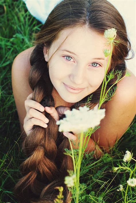 Sch Nes Junges M Dchen Mit Dem Sehr Langen Haar Drau En Stockfoto Bild Von Gr N Haarpflege