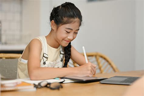 E러닝 태블릿과 노트북으로 온라인으로 공부하는 여학생과 함께하는 온라인 교육 개념 10 11세에 대한 스톡 사진 및 기타 이미지