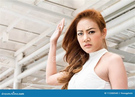 Mujer Enojada Que Se Prepara Para Dar Una Palmada Foto De Archivo Imagen De Fondo Muchacha