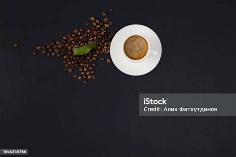 테이블 위에 커피 한 잔과 커피 원두 평면도 텍스트의 공간을 복사합니다 0명에 대한 스톡 사진 및 기타 이미지 0명 갈색 구이 Istock
