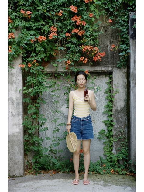 美女明星吴倩元气满满头像 黄色吊带很少女