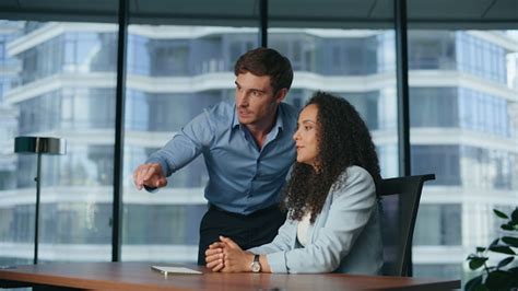 Два Профессиональных Невидимых Экрана В Офисе Крупным Планом Мужчина Женщина Проводит Руками