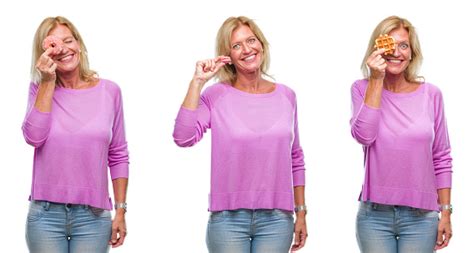 아름 다운 중 년 금발의 여 자가 서 이빨을 보여주는 자신감 미소로 웃 고 행복 한 얼굴로 흰색 절연된 Backgroud 이상 과자 먹는의 콜라주 금발 머리에 대한 스톡