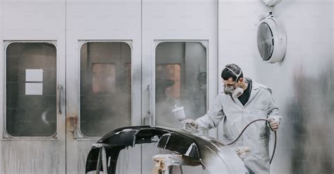 보호복을 입고 스프레이 압축기를 사용하여 자동차 부품을 칠하는 마스크를 쓴 남자 선택적 초점 사진 Unsplash의 세르비아 이미지