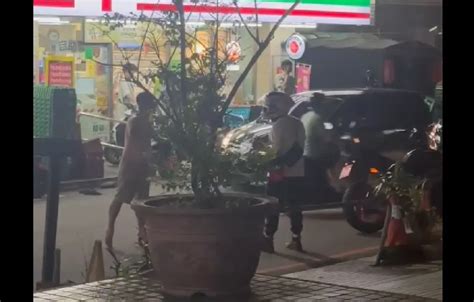 淡水街頭爆衝突！不滿重機未禮讓怒丟水瓶 2男拉扯互毆路人看傻 社會 Nownews今日新聞