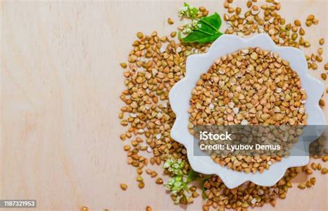 원시 녹색 처리되지 않은 메밀접시에 나무 테이블에 상단보기 복사 공간 텍스트 공간 평평한 평신도 0명에 대한 스톡 사진 및 기타 이미지 Istock