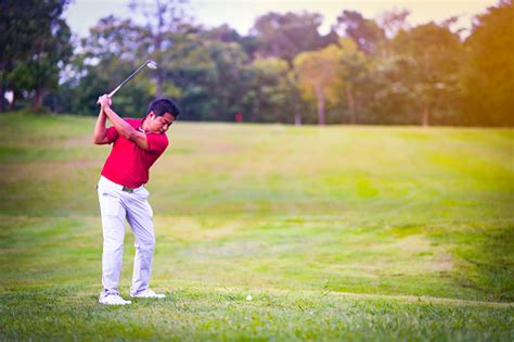 골프 스포츠 개념 골퍼 아름 다운 페어 웨이 레이아웃에 골프 코스에 골프 볼을 스윙 낮에 잔디에 공을 치는 선수 스탠드 건강한 생활방식에 대한 스톡 사진 및 기타 이미지