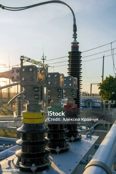 Peralatan Untuk Gardu Induk Tegangan Tinggi Trafo Bushing Dan Isolator Foto Stok Unduh Gambar