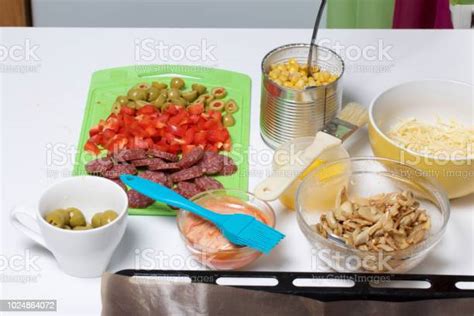 퍼프 페이스 트리 피자의 준비입니다 재료는 테이블에 배치 됩니다 건강한 식생활에 대한 스톡 사진 및 기타 이미지 건강한