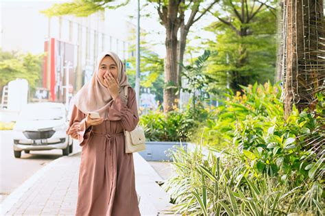 스마트폰 야외에서 사용하는 쾌활한 아시아 무슬림 여성 20 29세에 대한 스톡 사진 및 기타 이미지 20 29세 25 29세 Brand Name Smart Phone