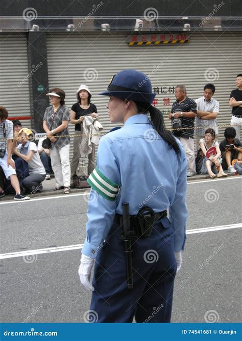 Japanese Police Calming Down Drunk Woman Mfnajr