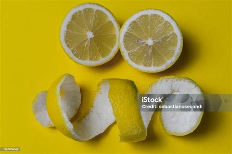 레몬 얼굴 두 개의 반 레몬과 배열에서 얼굴을 닮은 전체 레몬 껍질 인나선형 노란색 종이의 배경에 0명에 대한 스톡 사진 및 기타 이미지 Istock