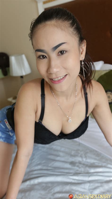 Красивая азиатка Хэм показывает свою волосатую киску вблизи перед сексом