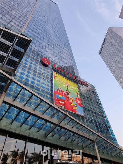 베트남 ‘핫플 롯데쇼핑 ‘프리미엄·현지화로 승부수