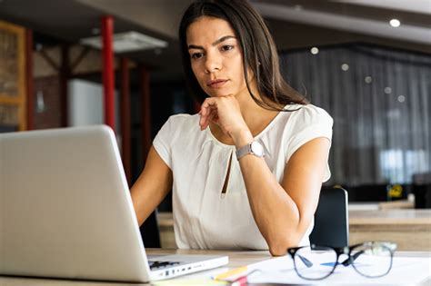 새로운 솔루션을 매일입니다 사무실에서 그녀의 장소에 앉아있는 동안 노트북에서 일 하는 스마트 캐주얼에 자신감 젊은 여자 20 29세에 대한 스톡 사진 및 기타 이미지