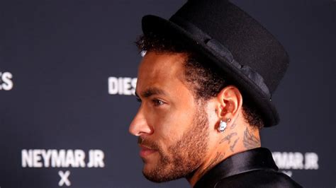 Una Mujer Denuncia A Neymar Por Una Violación En París Rt