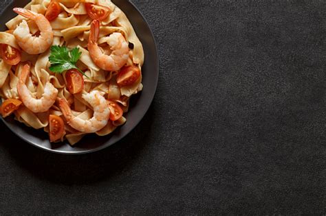 페투치네 토마토 소스와 새우를 곁들인 파스타 어두운 배경 상단 보기 텍스트를 복사할 수 있는 공간 N 건강한 생활방식에 대한 스톡 사진 및 기타 이미지 Istock