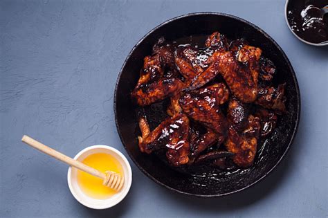 검은 무 쇠에 마늘과 두꺼운 바베 큐 소스에서 닭 날개 소박한 회색 배경에서 이동합니다 꿀에 대한 스톡 사진 및 기타 이미지 꿀 바베큐그릴 닭고기 Istock