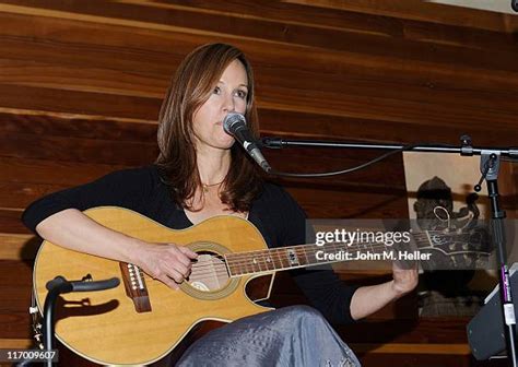 Lisbeth Scott In Concert Photos And Premium High Res Pictures Getty