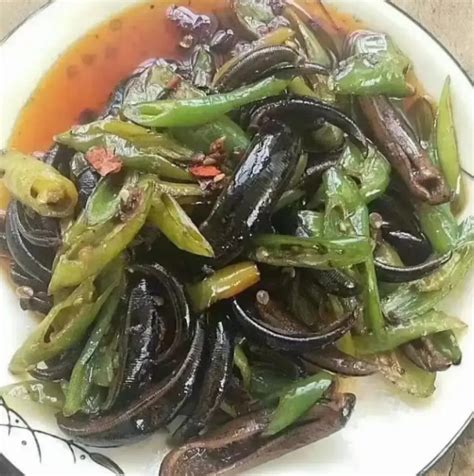 炒水蛭这种黑暗料理也有人吃从现实考虑不要食用以免感染寄生虫 哔哩哔哩