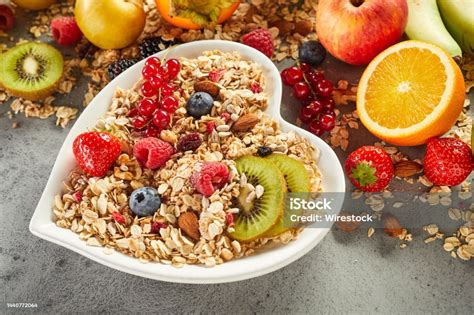 귀리와 다양한 신선한 과일과 딸기가 있는 건강한 아침 식사 그릇의 평면도 과일에 대한 스톡 사진 및 기타 이미지 과일 그래놀라 하트 모양 Istock