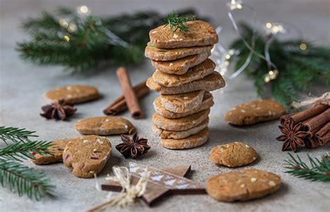 설탕에 절인 과일 계피 스틱과 아니스 가벼운 배경 덴마크어 매운 버터 쿠키 전나무 가지와 축제 크리스마스 또는 새해 배경 강림절에 대한 스톡 사진 및 기타 이미지 Istock