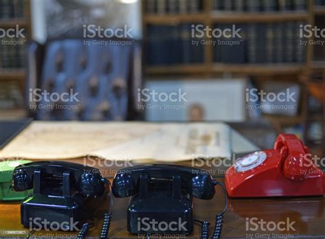 검은 색과 빨간색의 빈티지 유선 전화 레트로 스타일의 빈티지 사무실 및 장비 고풍스런에 대한 스톡 사진 및 기타 이미지 고풍스런 골동품 과거 Istock