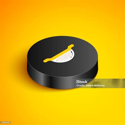 노란색 배경에 격리 된 등색 라인 키친 소쿠리 아이콘 조리 기구 칼 붙이 기호 검은 색 원 버튼 벡터 3차원 형태에 대한 스톡