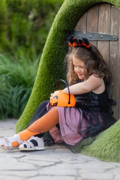 Petite Fille En Costume De Sorci Re Pour Halloween Se Prom Ne Dans Le