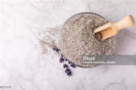 라벤더 꽃과 향기로운 바다 소금 스파 미용 및 건강 살롱 스킨 케어 화장품의 개념 천연 화장품 아로마 절차 흰색 나무 배경에 사진을 닫습니다 건강관리와 의술에 대한 스톡